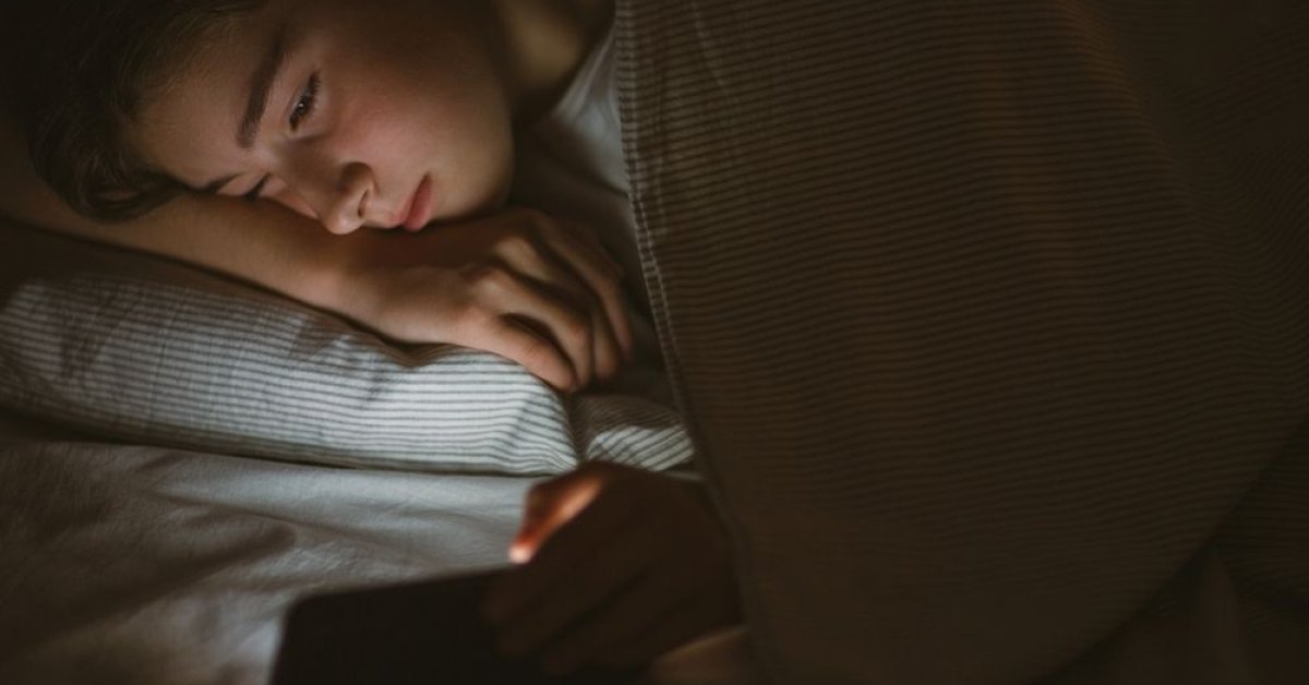 Jongeren slapen beter met regels over schermtijd | Amsterdam UMC