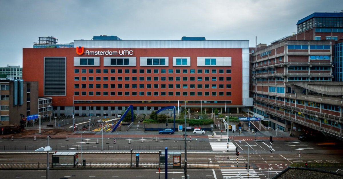 Nieuwe logo op gebouw Amsterdam UMC aan Zuidas | Amsterdam UMC
